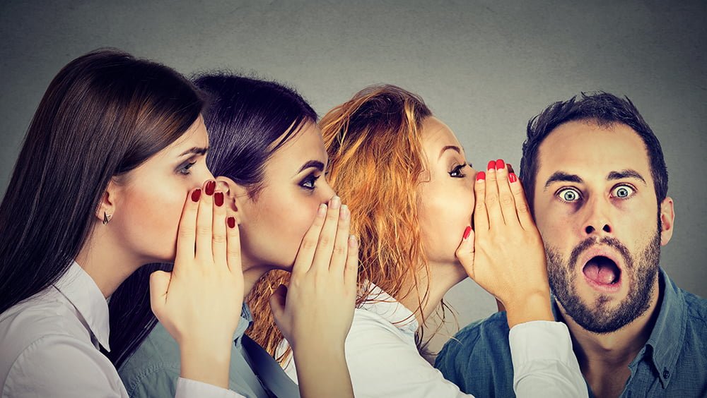 Fofoca é hábito de gente com problemas no espelho - Revista Bula